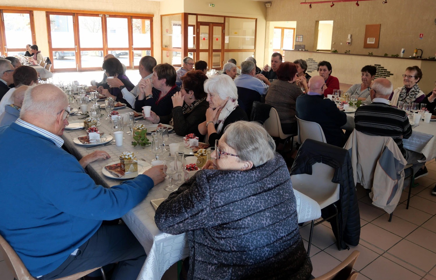 Repas convivial pour les anciens - Petite République.com