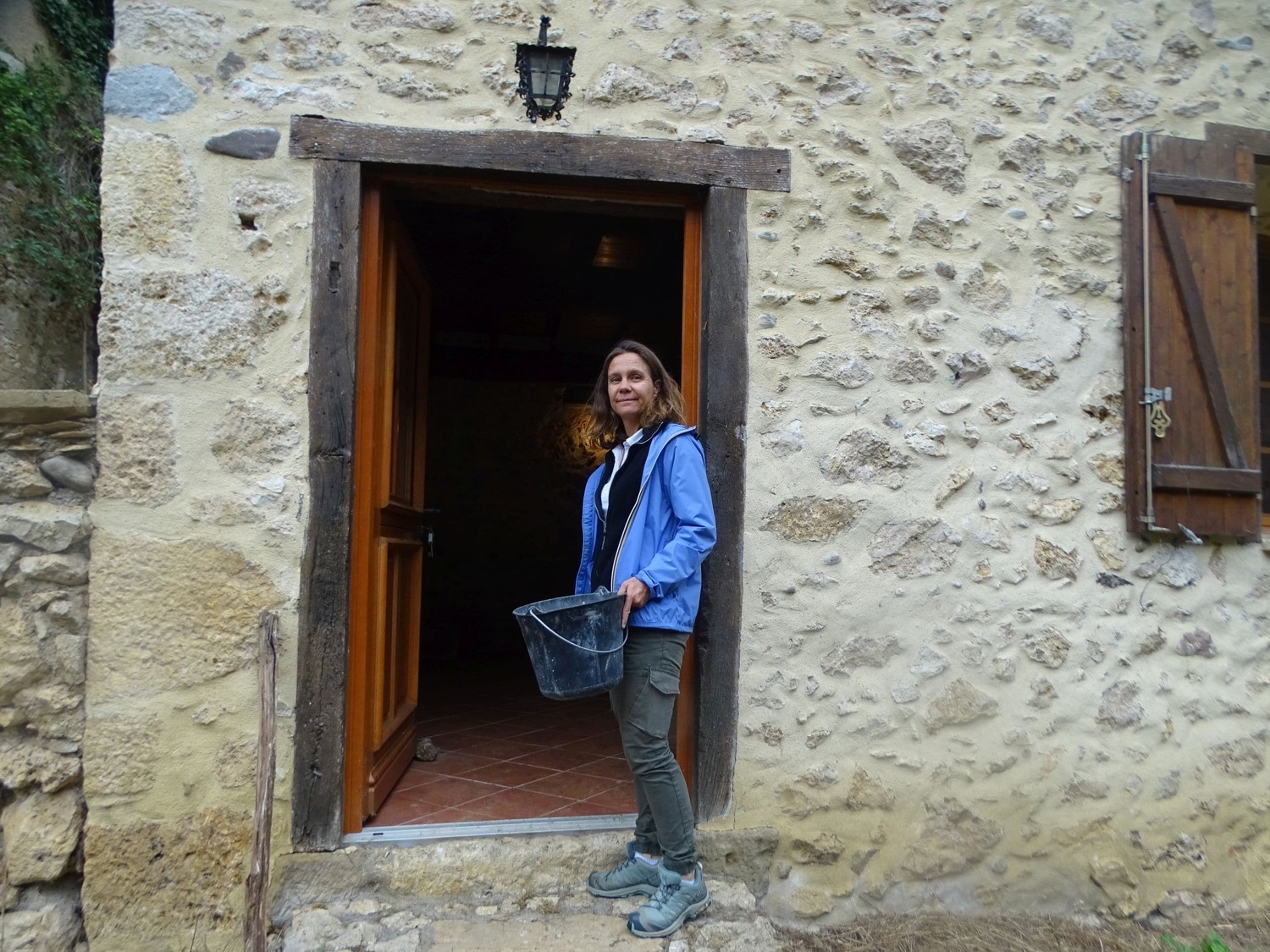 Amélie Vialet au laboratoire de terrain près des gorges de la Save ...