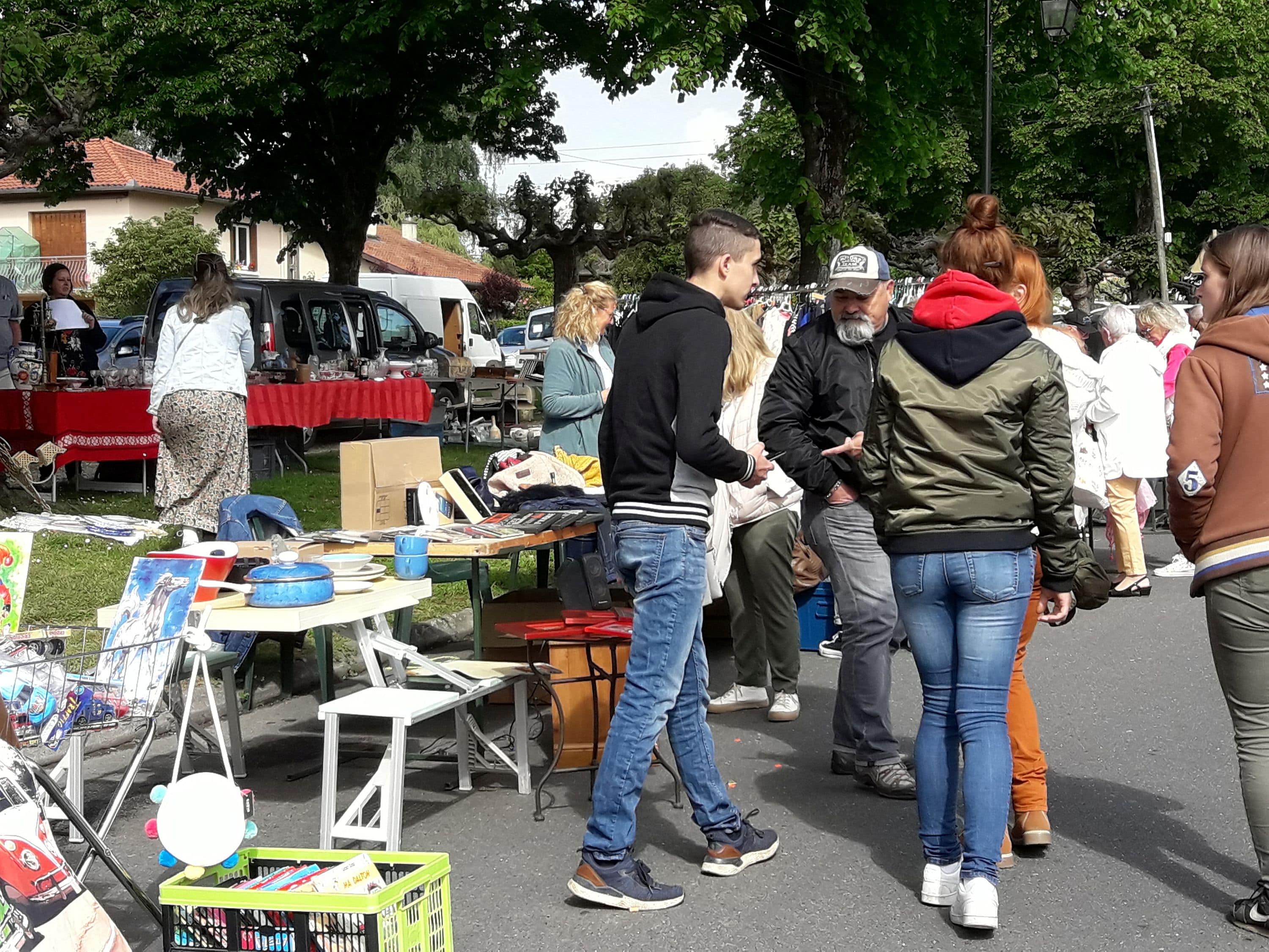 Le beau vide-greniers de l'association des commerçants et artisans du ...