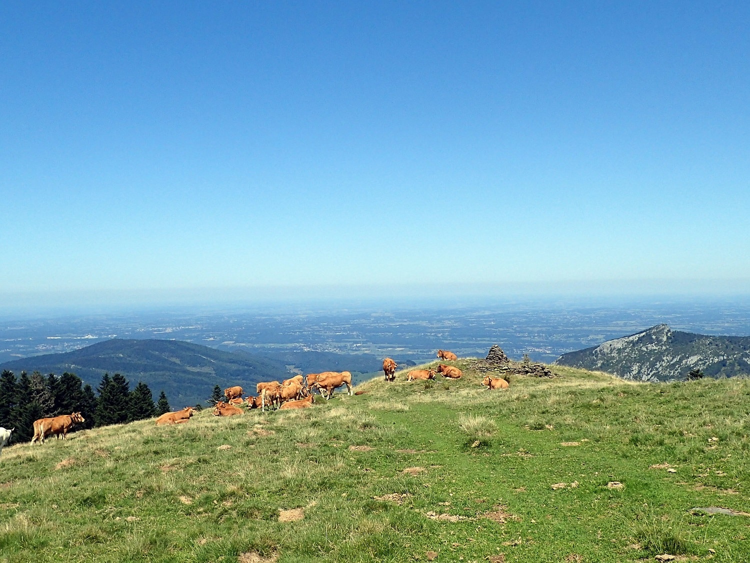 Tourisme randonnée : Cimetière Anglo-Canadien - Pic de Douly et Mont ...